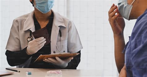 병원에서 의사와 상담하는 청년 환자 사진 Unsplash의 의사 이미지