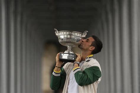 Roland Garros 2023Djokovic posa con su Copa de los Mosqueteros más