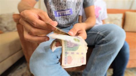 احترس من اصحاب السوق بنت تسرق فلوس ابوها من الدولاب و تسبب مشكلة كبيرة