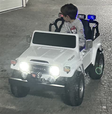 Fantástico coche eléctrico para 2 niños XXL Toyota FJ40 con 4 motor
