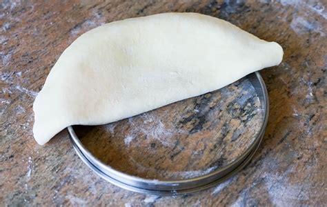 Foncer un cercle à pâtisserie Une technique culinaire commune aux