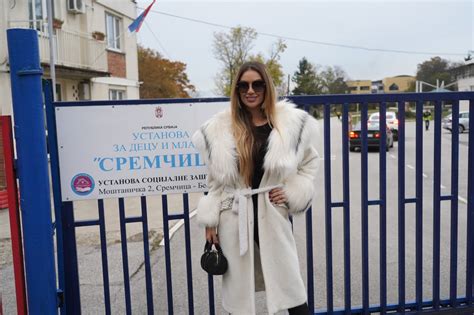 Tea Tairović Obišla Decu U Sremčici čekali Je Sat Vremena