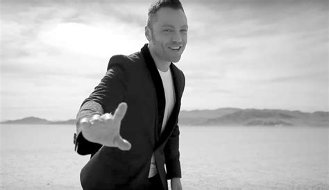 Tiziano Ferro Bianco E Nero Nel Video Di Potremmo Ritornare TV