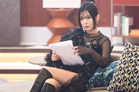 40대인데… 시스루 핫팬츠로 아이돌 센터 비주얼 뽐낸 여배우 근황