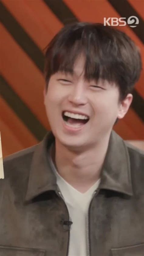 역시 배우신 분 선물 챙겨오신 스윗남 이찬원~ 진혁씨 선물이 뭐였나 궁금타요~ 출처 유튜브 잼세권 채널 이찬원