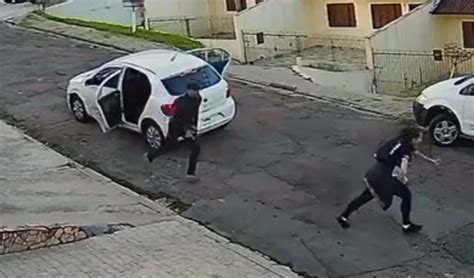 Câmera Flagra Criminosos Correndo Atrás De Mulher Em Curitiba Veja O Vídeo Plantão 190