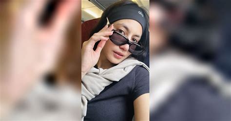 10 Potret Artis `tanpa Makeup` Saat Naik Pesawat Nia Ramadhani Aura