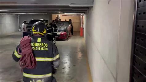 Automóvil cae desde segundo piso de estacionamiento en la Condesa Bomberos de la CDMX lo sacan