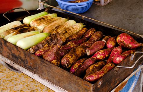 Ubi Jalar Panggang Dan Jagung Manis Di Atas Panggangan Arang Foto Stok