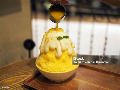면도 얼음 그릇에 망고 소스를 붓는 약간 소금된 코코넛 우유 크림 망고 아이스 베이스 달콤한 망고 큐브 하단에 찹쌀 계층 이다 0명에 대한 스톡 사진 및 기타 이미지