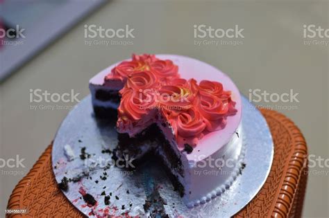 Dslr 또는 미러리스 카메라 렌즈를 검사하고 청소하는 인도 남성 기술자 0명에 대한 스톡 사진 및 기타 이미지 0명 기념일 다중 색상 Istock