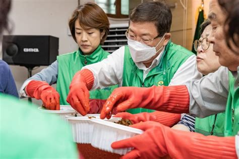 김경호 광진구청장 새마을부녀회 소외계층 밑반찬 봉사 참여 아시아경제