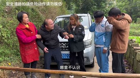 可恶的人贩子想蒙混过关，多亏热心村民赶到及时拆穿 Youtube