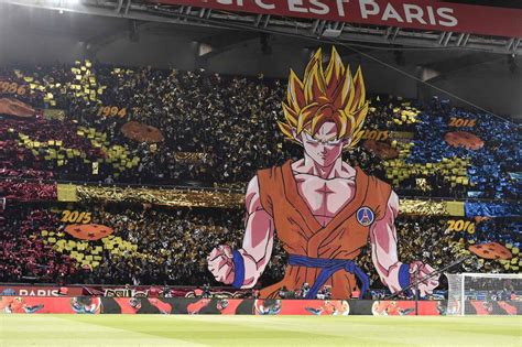 Torcida do PSG exibe bandeirão imagem de Goku em jogo do campeonato