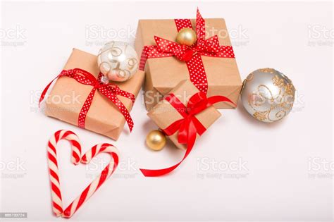 크리스마스 선물 상자 크리스마스 선물 축 하 상자 인사말 카드 프레임 사탕 지팡이 화이트 장식 공 새틴 레드 리본 활과 공예 종이에 싸서 12월에 대한 스톡 사진 및 기타