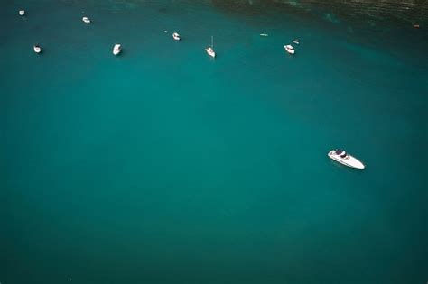 イタリアの海のヨットターコイズブルーの澄んだ海で海にドッキング豪華なヨットの航空写真 イタリアのストックフォトや画像を多数ご用意