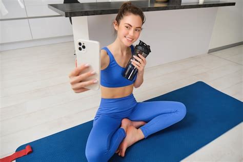 Portrait Dune Femme Prenant Un Selfie Avec Une Bouteille Deau Un