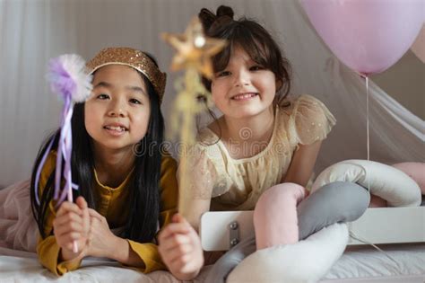 Meninas Felizes Brincando De Princesa Com Varas De Princesa Em Uma