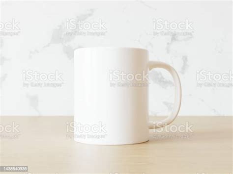 대리석 질감의 벽에 나무 보드에 서 있는 흰색 머그잔 내용물을 위한 빈 컵 표면 3d 그림입니다 0명에 대한 스톡 사진 및 기타