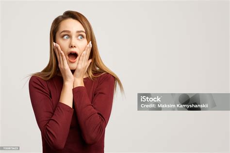 무서 워 백인 여자의 초상화는 두 손을 뺨에 유지 왼쪽과 위로 보인다 인간의 감정과 얼굴 표정 개념 갈색 머리에 대한 스톡 사진