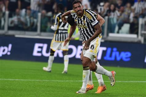 Danilo Juventus Turin Blessé à Une Cuisse Avec Le Brésil