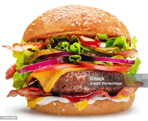 흰색 배경에 야채와 양상추를 곁들인 쇠고기 패티 버거입니다 파일에 클리핑 경로가 포함되어 있습니다 햄버거 류에 대한 스톡 사진 및 기타 이미지 Istock