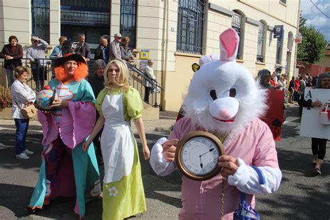 en images Charlieu des milliers de personnes au défilé des Fêtes de