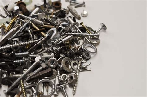 ネジが途中で折れて回らない！ネジの頭が取れた時の取り出す方法を解説 Diy Magazine