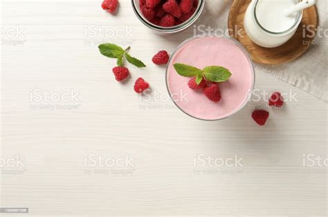 화이트 나무 테이블에 민트와 맛있는 라즈베리 무스 평면 누워 텍스트 공간 0명에 대한 스톡 사진 및 기타 이미지 0명 거품