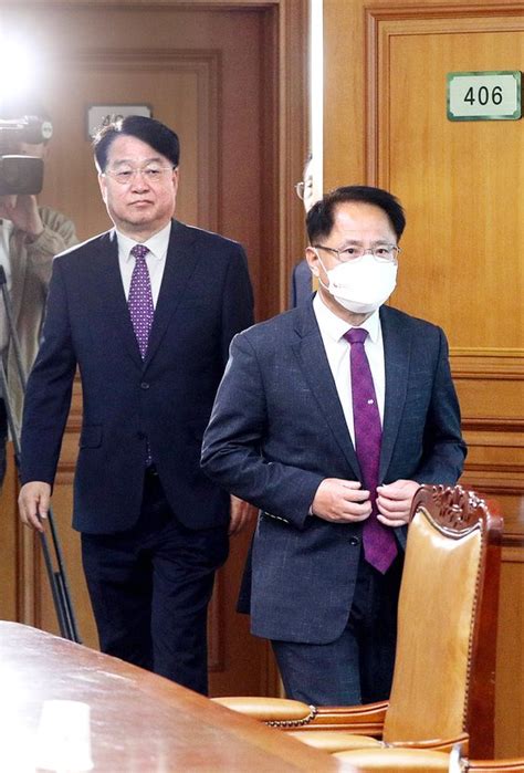 ‘자녀 채용 선관위 투톱 전격 사퇴소쿠리 1년만에 또 혼돈