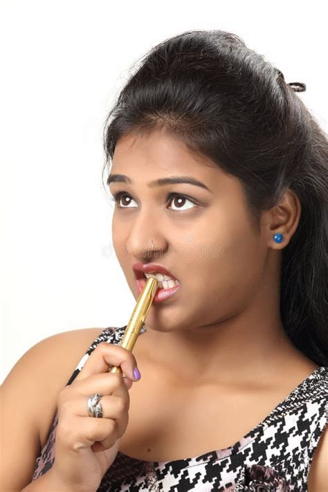 Het Jonge Indische Meisje Stellen In Stijl Voor Productspruit Stock Afbeelding Image Of