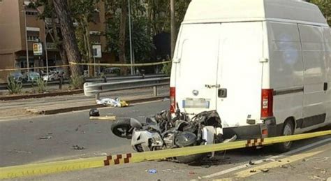 Roma Scontro Tra Auto Moto E Furgone Sulla Prenestina Morto Centauro Di Anni