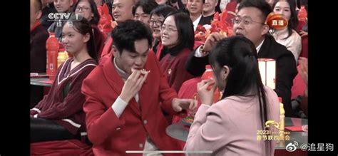 岳云鹏春晚舞台大变烧鸡 “热心观众”张若昀欢乐吃鸡新浪图片