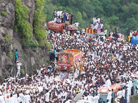 हेचि दान देगा देवा । तुझा विसर न व्हावा॥ १५ तासांच्या प्रवासानंतर