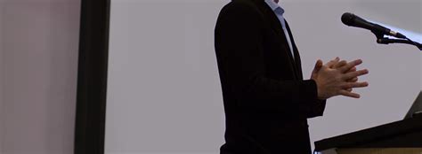 사무실에서 프리젠 테이션을하는 사업가 회의 또는 사내 워크샵 중에 동료에게 프레젠테이션을 제공하는 비즈니스 임원 후면 보기