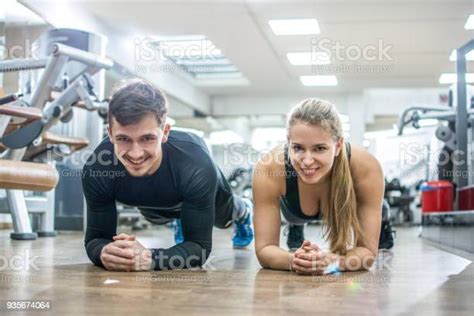 피트 니스 젊은 여자와 남자 판자 체육관에서 함께 연습을 하 고 2명에 대한 스톡 사진 및 기타 이미지 2명 가냘픈 건강한 생활방식 Istock