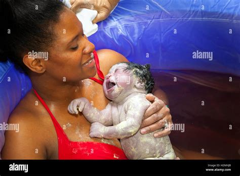 Eine Afrikanische Amerikanische Frau Halten Ihr Schreiendes