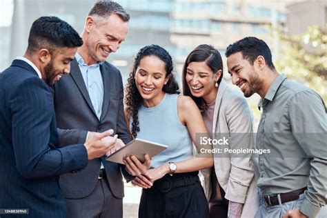함께 서서 디지털 태블릿을 사용하는 다양한 사업가 그룹의 샷 남자 사업가에 대한 스톡 사진 및 기타 이미지 남자 사업가