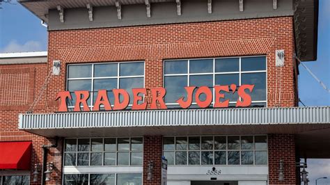 These Viral 299 Trader Joes Tote Bags Are Being Resold For As Much As 500 On Ebay Cnn Business