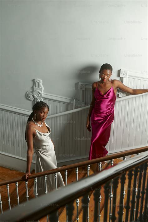 분홍색 드레스를 입은 여성이 흰색 드레스를 입은 여성 옆에 서 있다 사진 Unsplash의 나이nye 파티 이미지