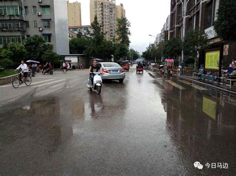 环卫将“路面清扫、洒水降尘、冲洗街道”工作常态化