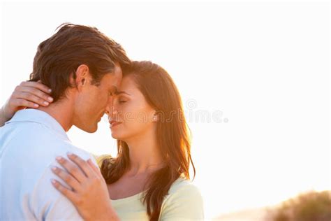 Pares Jovenes Rom Nticos En Amor En La Puesta Del Sol Imagen De Archivo Imagen De Mujer