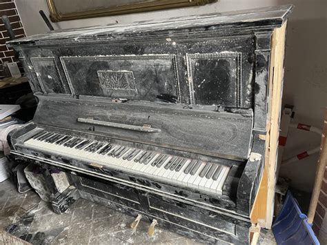 Niezwykłe pianino które przetrwało tragedię w Szopienicach Spadło z pierwszego piętra na gruz