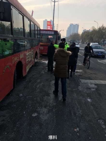 網曝長春某公交車司機馬路上大小便 每日頭條