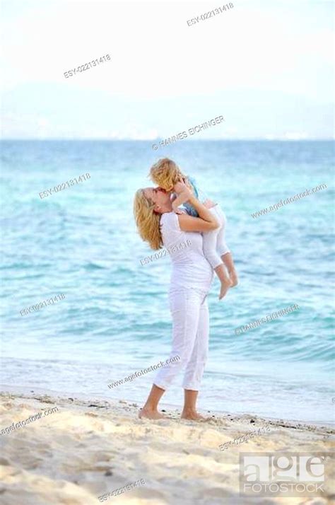 Junge Schwangere Mutter Mit Ihrer Tochter Am Strand Stock Photo Picture And Low Budget Royalty