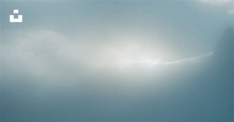 前景に木々が立ち込めた霧のかかった空の写真 Unsplashの植生の無料画像