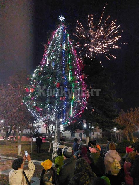 И коледната елха в Гложене заблестя празнично СНИМКИ Konkurent Bg