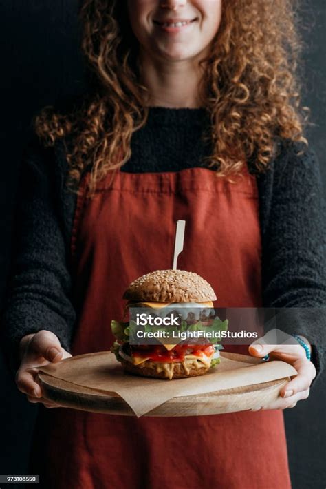 자른 나무 보드 큰 수 제 치즈 버거를 들고 앞치마에 여자의 보기 건강에 좋지 않은 음식에 대한 스톡 사진 및 기타 이미지 건강에 좋지 않은 음식 고기 구이 Istock