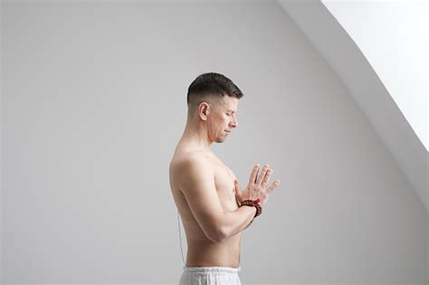 흰 옷에 남자와 가슴에 접힌 그의 손으로 흰 배경에 가슴 명상과 기도 요가 건강한 생활방식에 대한 스톡 사진 및 기타 이미지