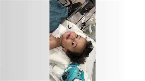 Bebê que teve do corpo queimado no ES aparece em vídeo acenando para a mãe no hospital